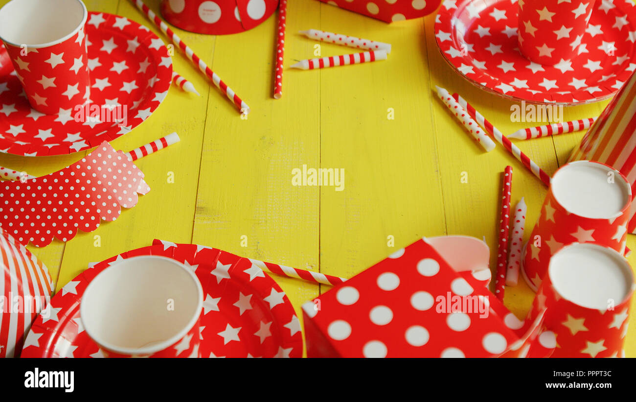 Paper plate paper plates hi-res stock photography and images - Alamy