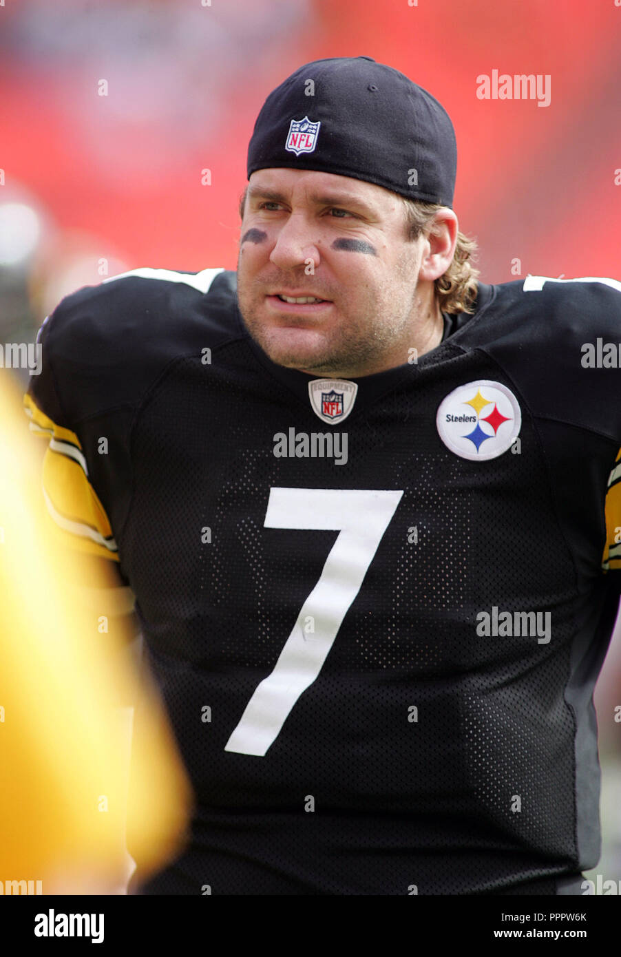 Pittsburgh Steelers quarterback Ben Roethlisberger warms up prior to ...
