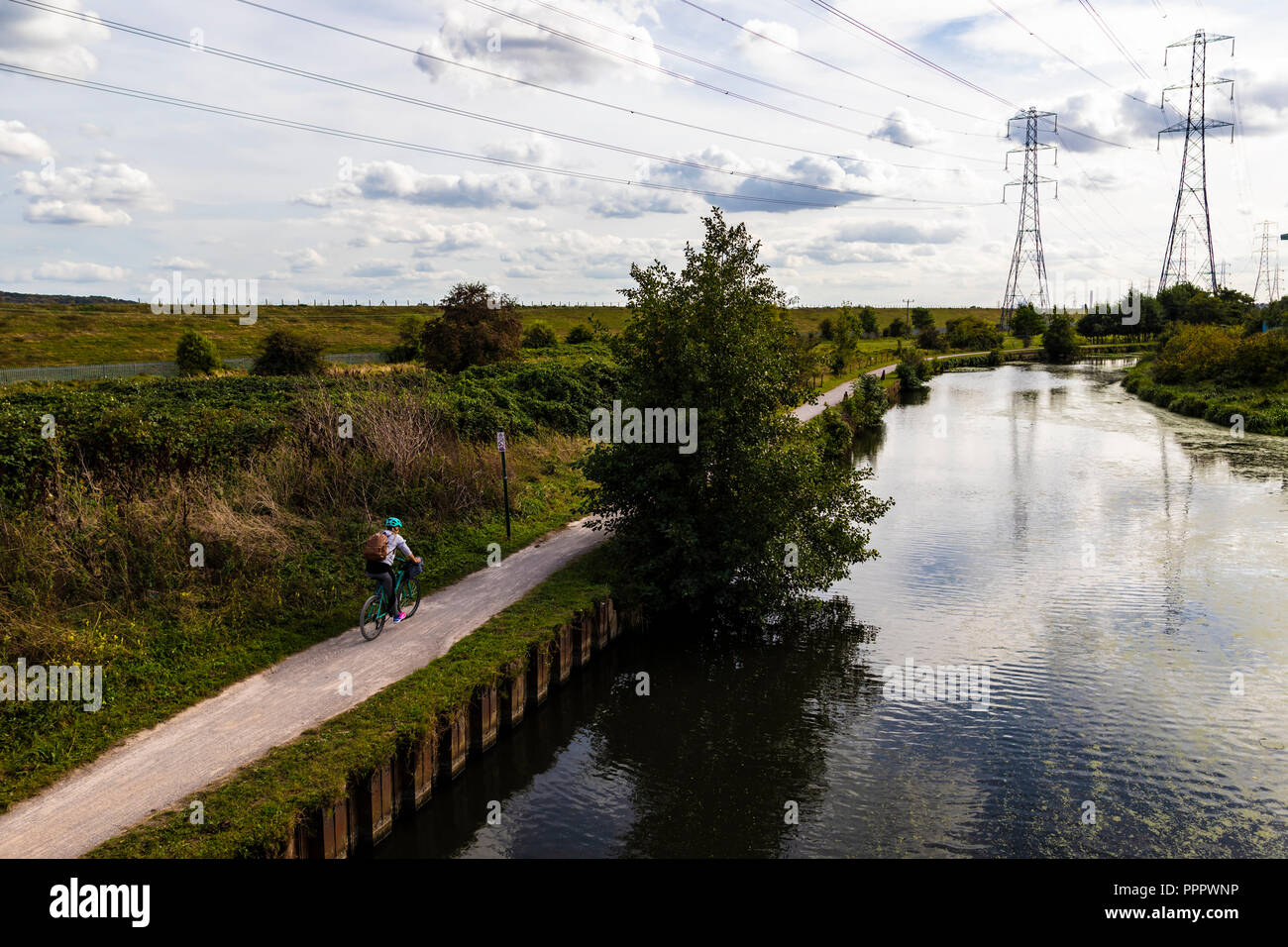 Bike path by river thames hi-res stock photography and images - Alamy