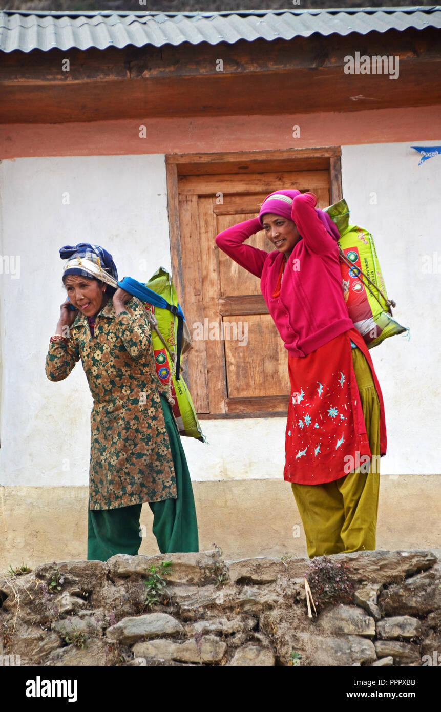 Women carrying heavy loads hi-res stock photography and images - Alamy