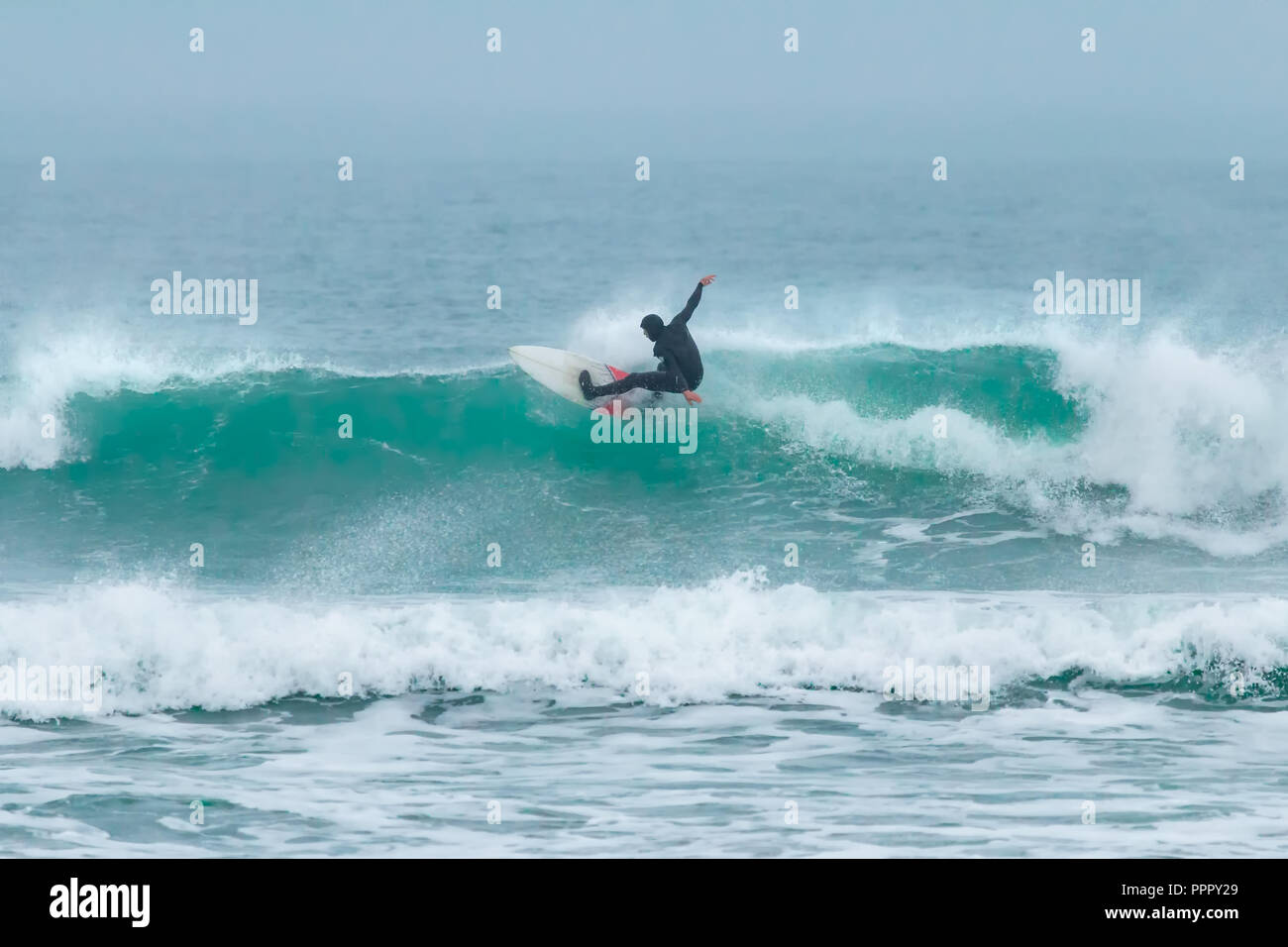 Surfing fistral beach hi-res stock photography and images - Alamy