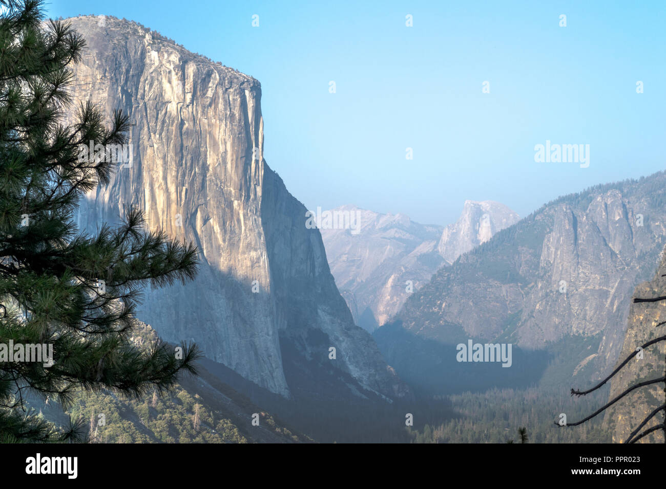 Panoramic view of Yosemite valley from the scenic Tunnel view viewpoint ...