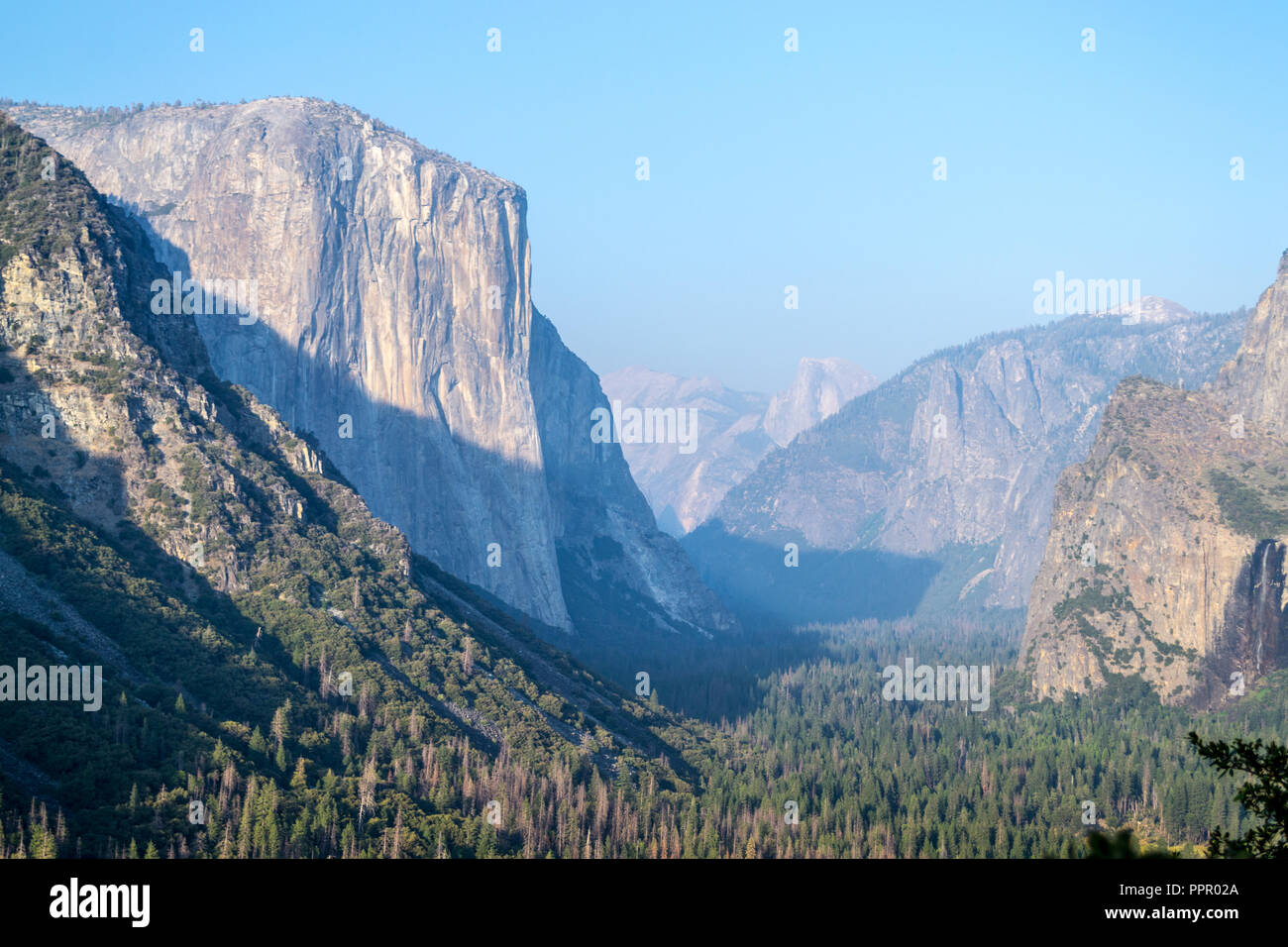 Panoramic view of Yosemite valley from the scenic Tunnel view viewpoint ...