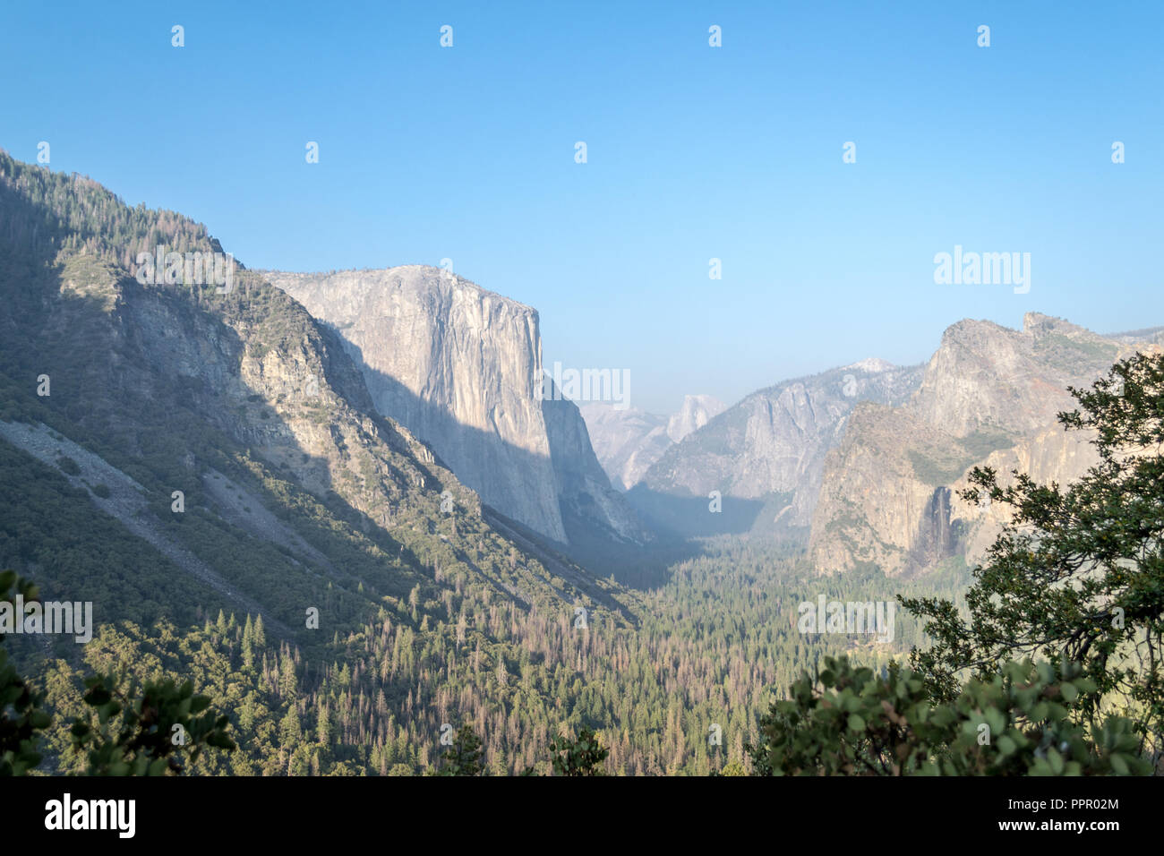 Panoramic view of Yosemite valley from the scenic Tunnel view viewpoint ...