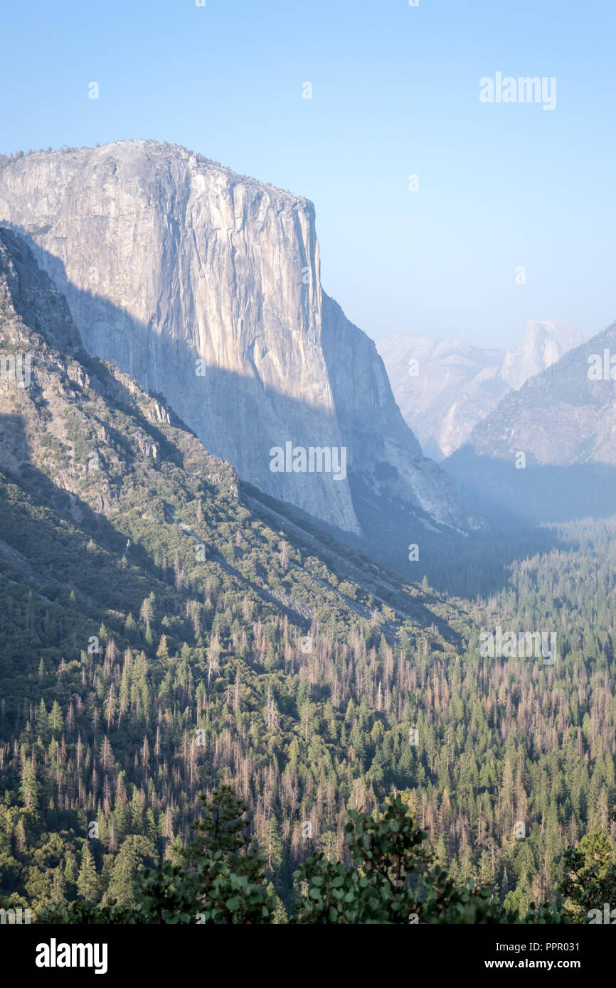Panoramic view of Yosemite valley from the scenic Tunnel view viewpoint ...