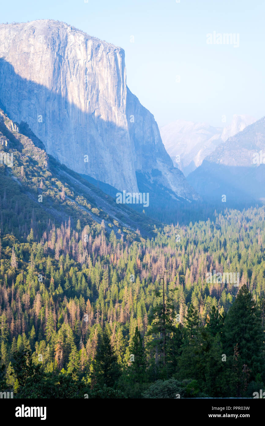 Panoramic view of Yosemite valley from the scenic Tunnel view viewpoint ...