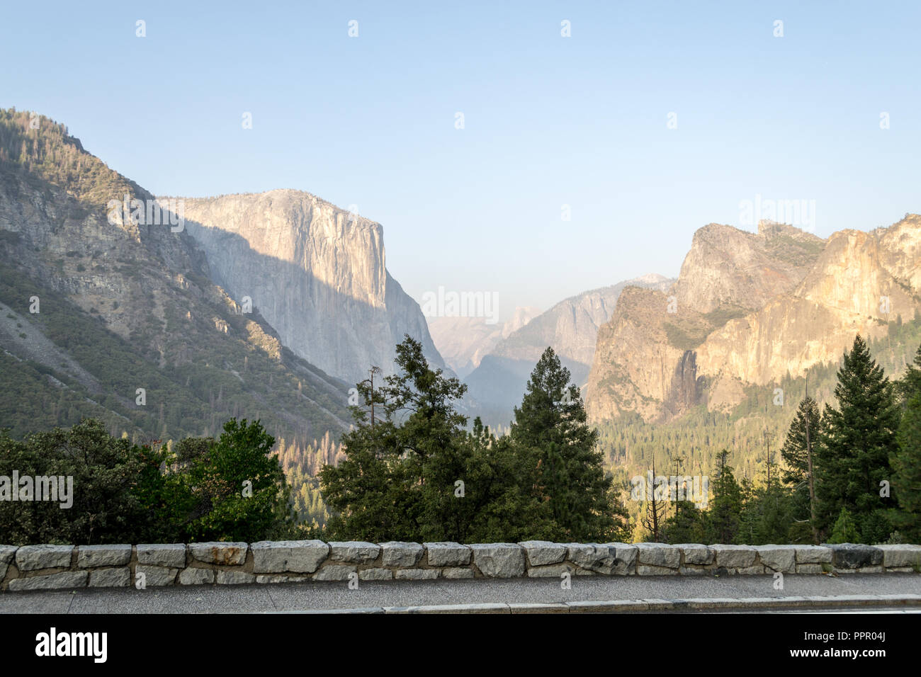 Panoramic view of Yosemite valley from the scenic Tunnel view viewpoint ...