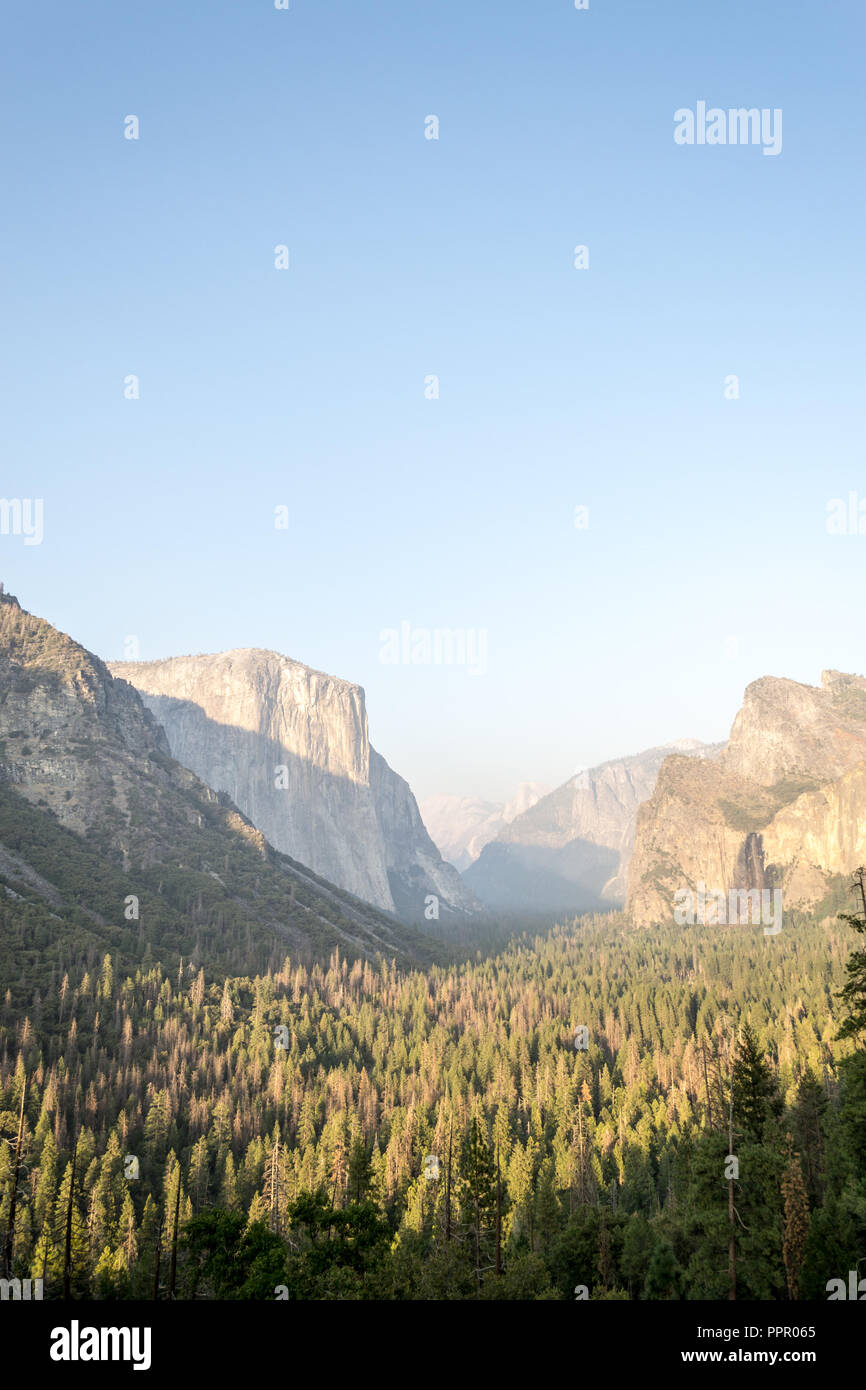 Panoramic view of Yosemite valley from the scenic Tunnel view viewpoint ...