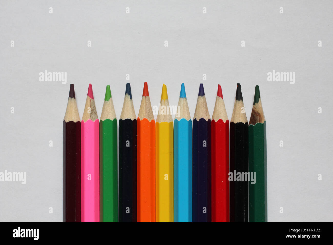 Row single colored pencils hi-res stock photography and images - Alamy