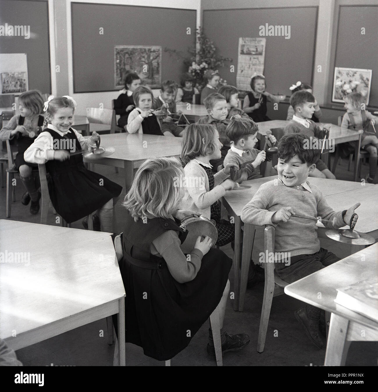 Playing girls children 1960s hi-res stock photography and images - Alamy