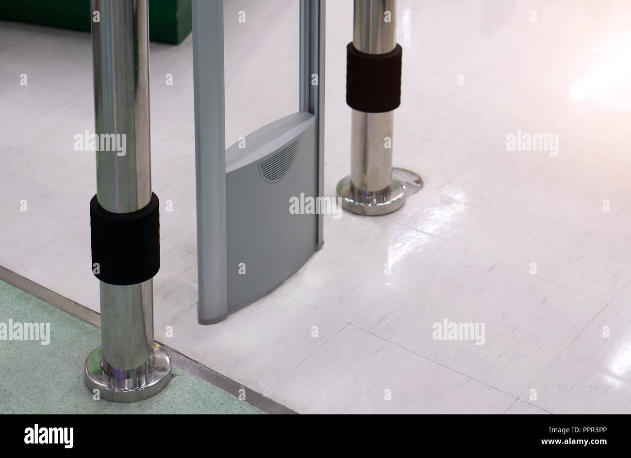 Supermarket theft hi-res stock photography and images - Alamy