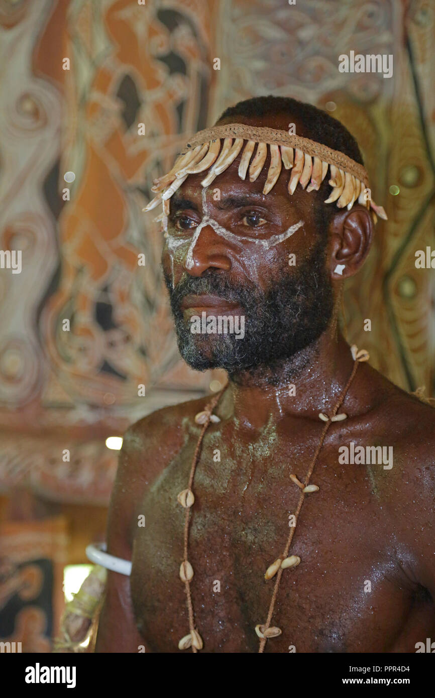 Men's house papua new guinea hi-res stock photography and images - Alamy