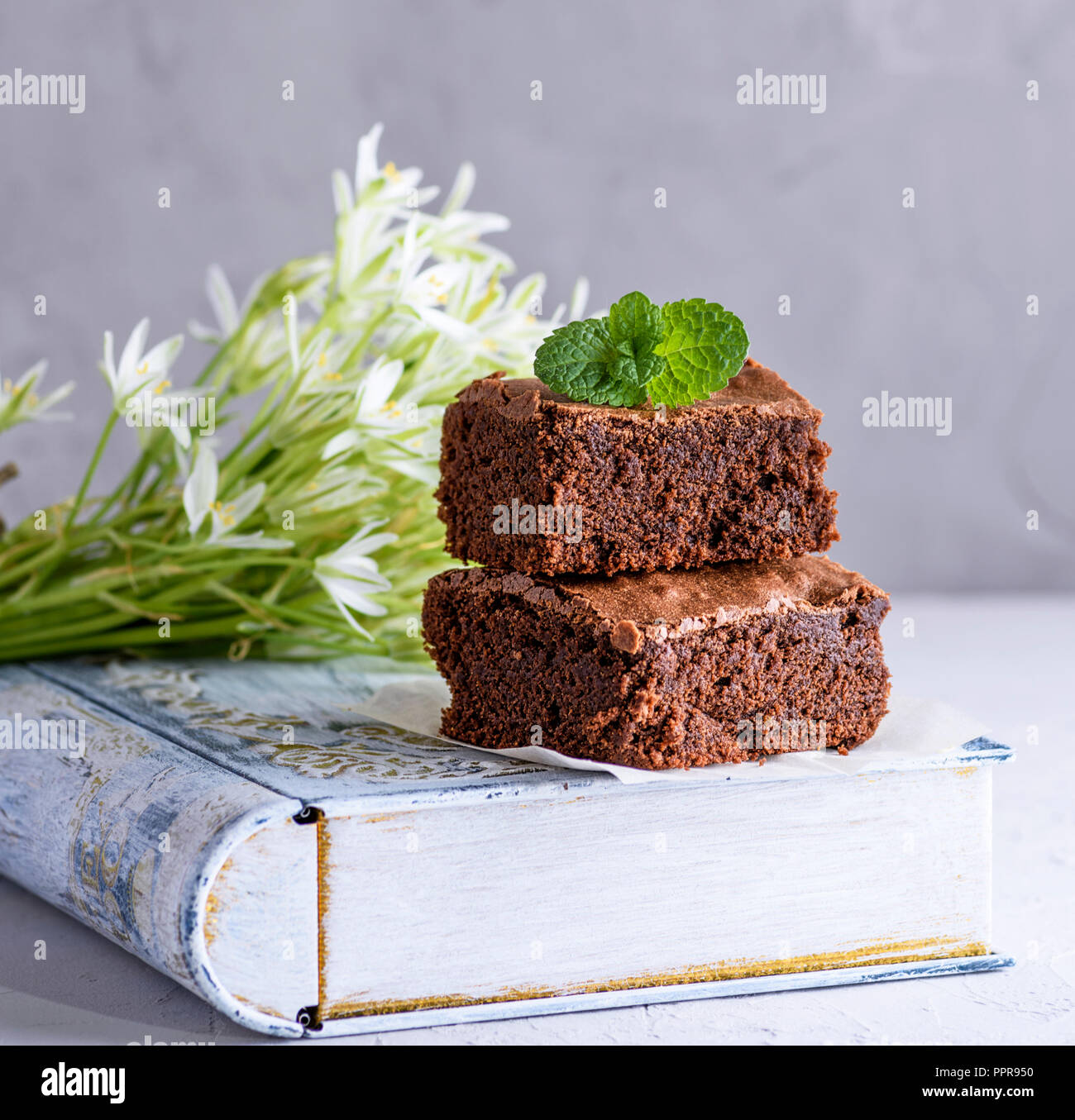 Two square pieces hi-res stock photography and images - Alamy