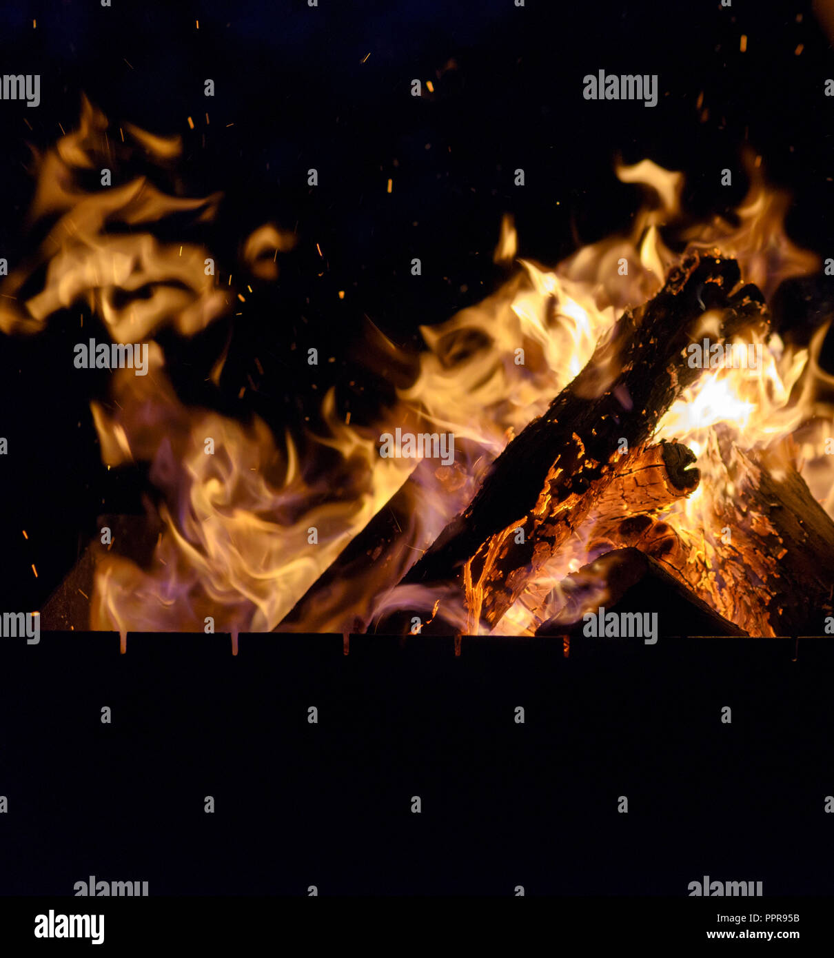 Bonfire wooden logs bright hi-res stock photography and images - Alamy