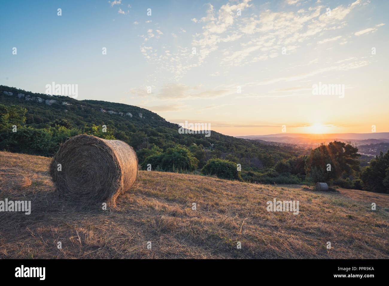 Hay bale field sunset hi-res stock photography and images - Alamy