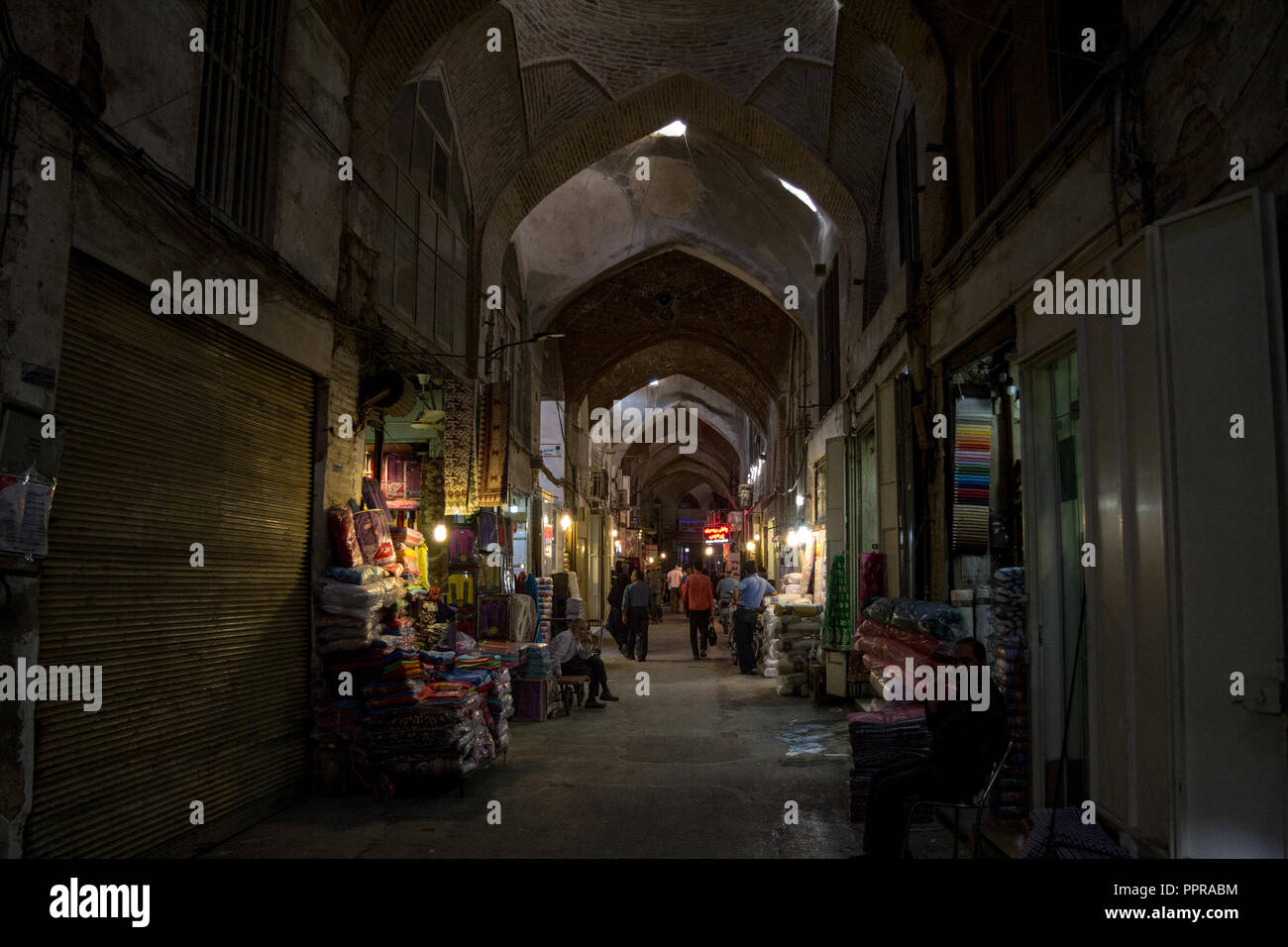 ISFAHAN, IRAN - AUGUST 8, 2018: Street of the Isfahan bazar in the ...