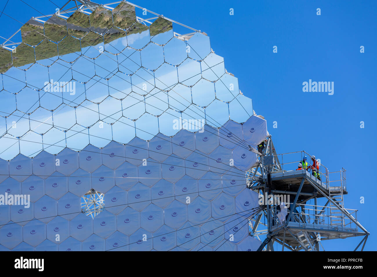 Parabolic mirror hi-res stock photography and images - Alamy