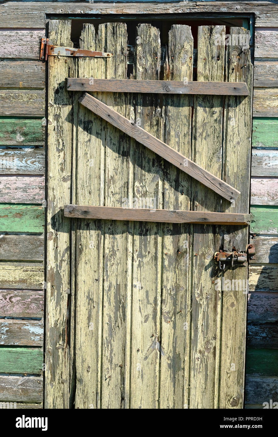 A shed door that is rotten, damaged Stock Photo - Alamy