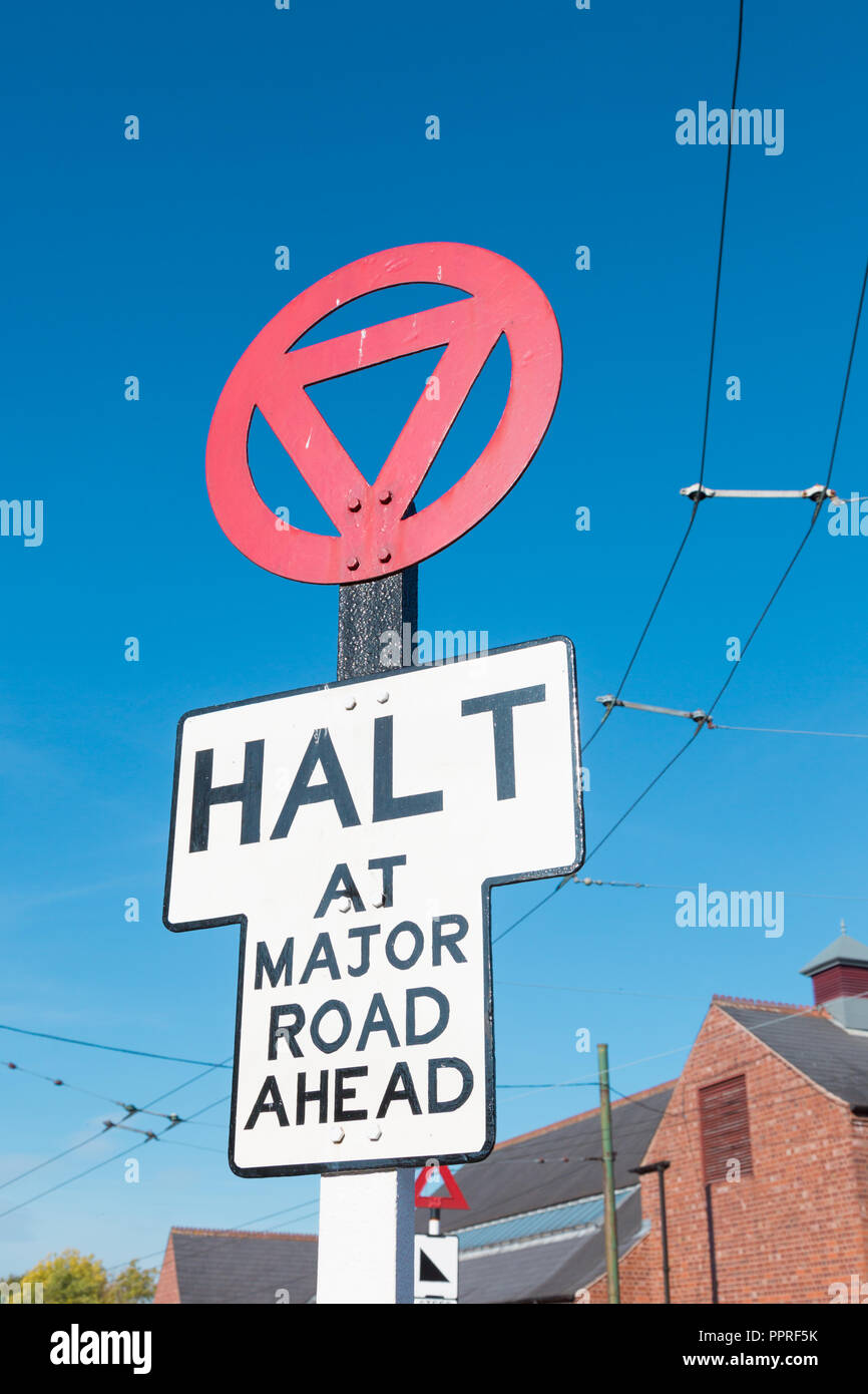 Halt sign hi-res stock photography and images - Alamy