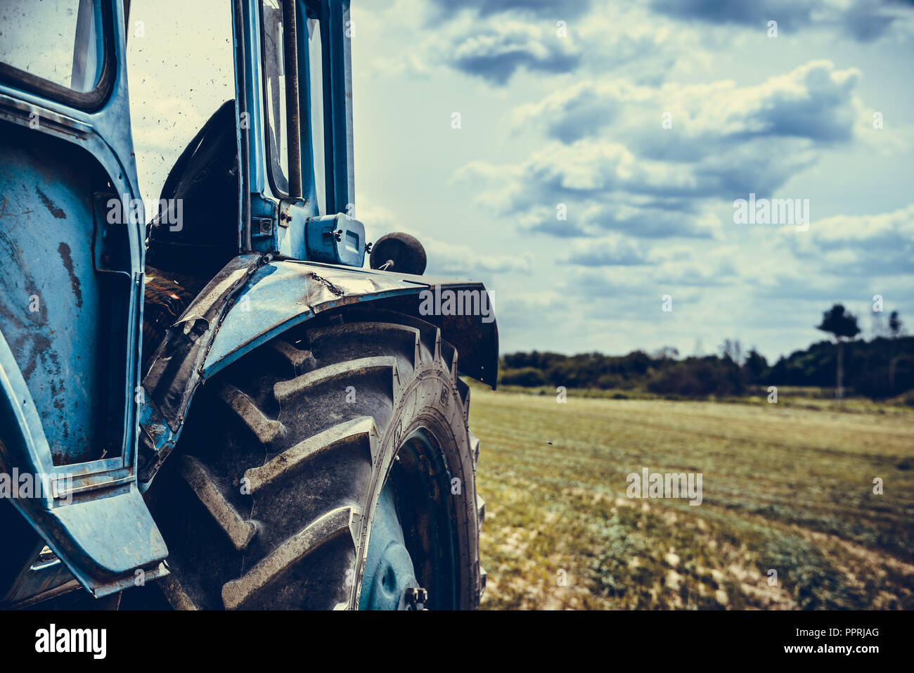 Old tractor in meadow hi-res stock photography and images - Alamy