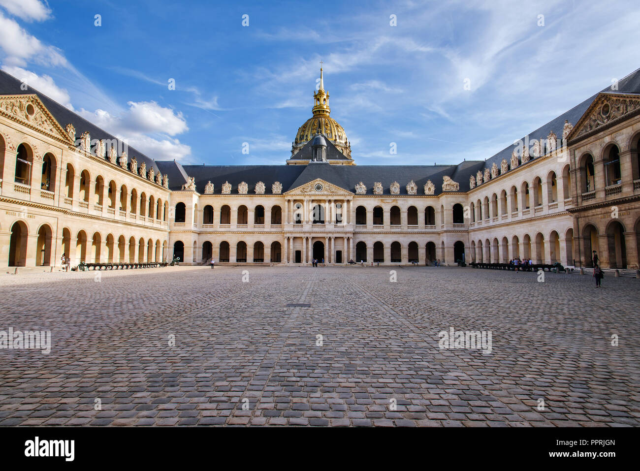 Les invalides courtyard hi-res stock photography and images - Alamy