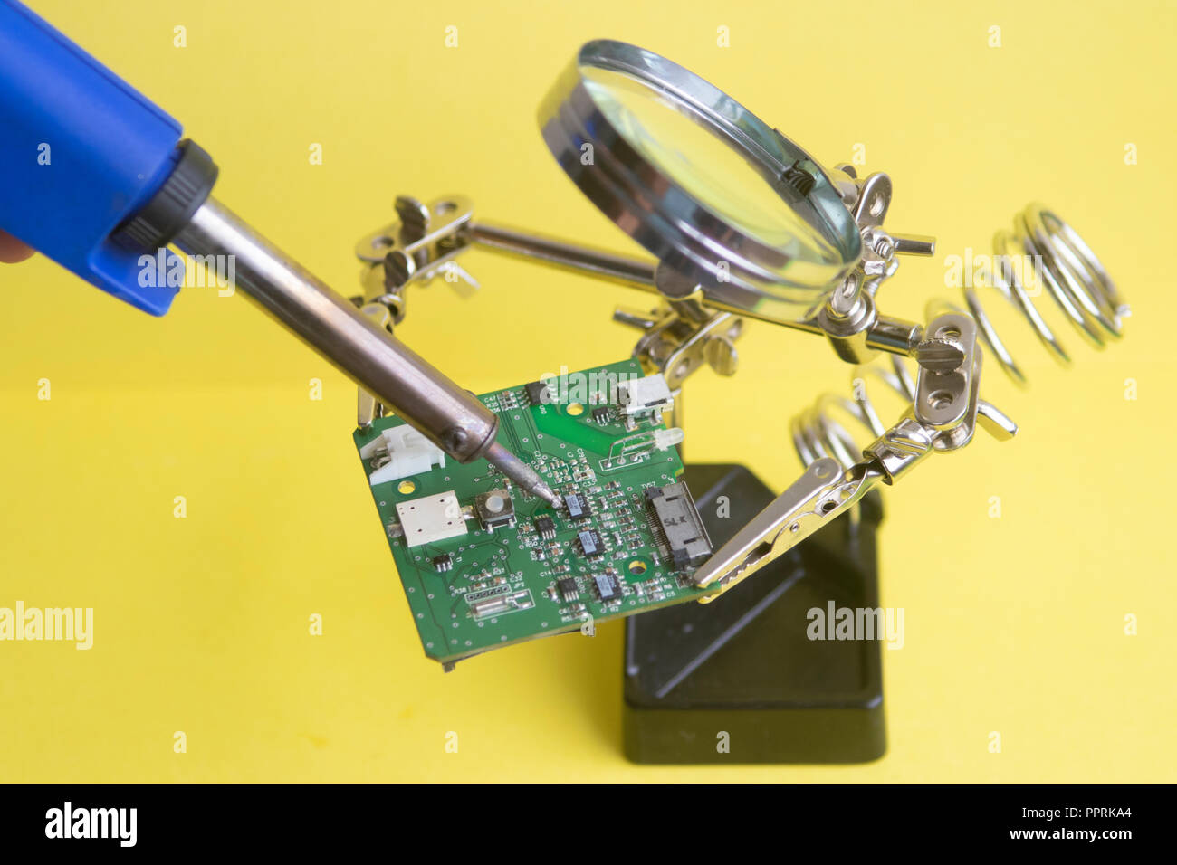 View of the repair of an electronic circuit Stock Photo - Alamy