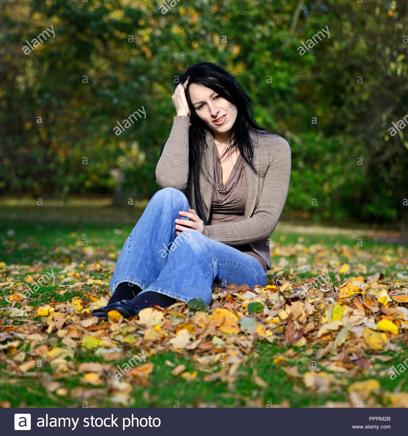 Women sitting outside in sunshine hi-res stock photography and images ...