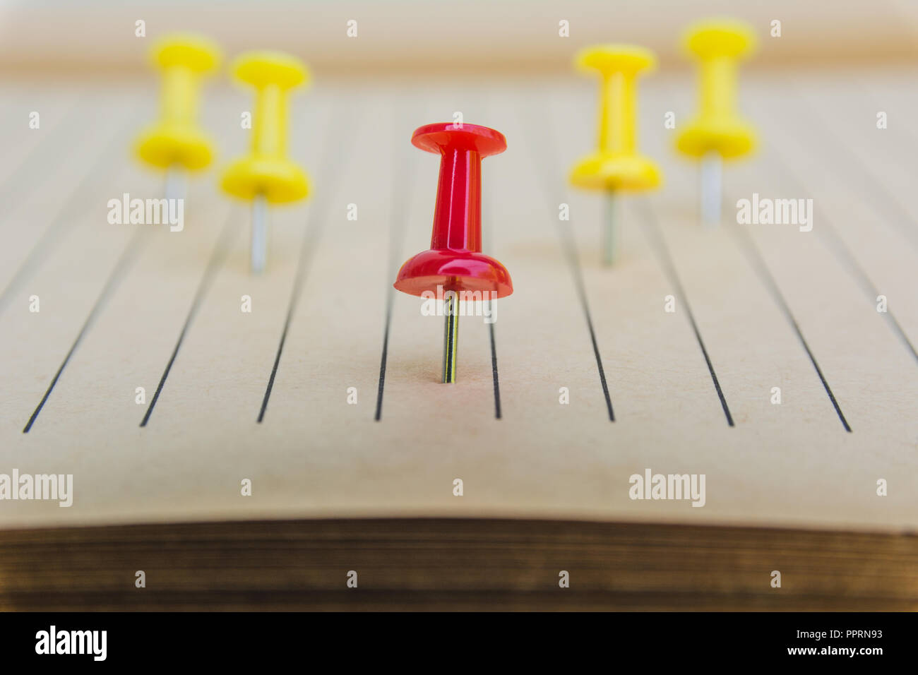 Pin note paper hi-res stock photography and images - Alamy