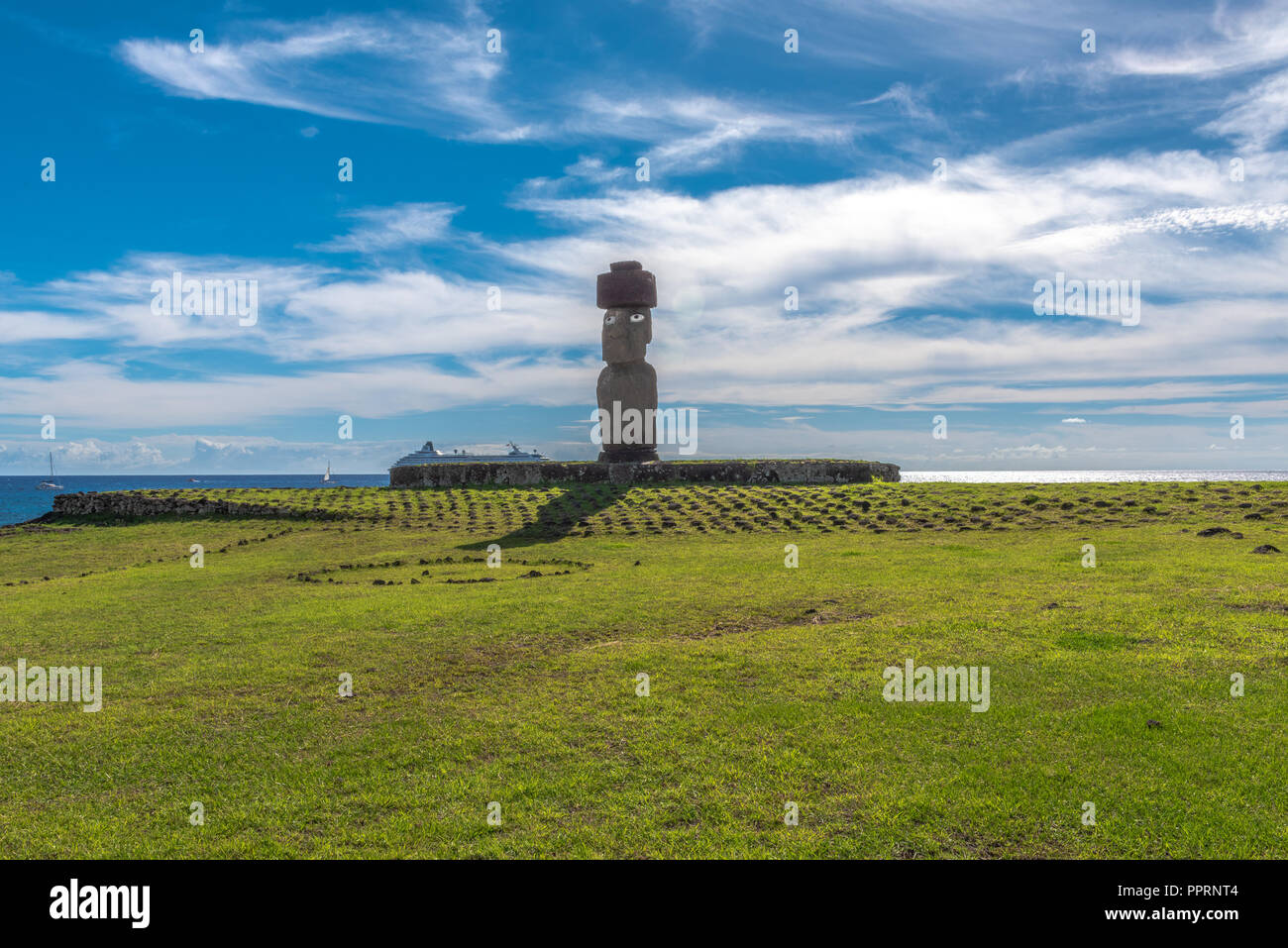 Moai standing on a beach hi-res stock photography and images - Alamy