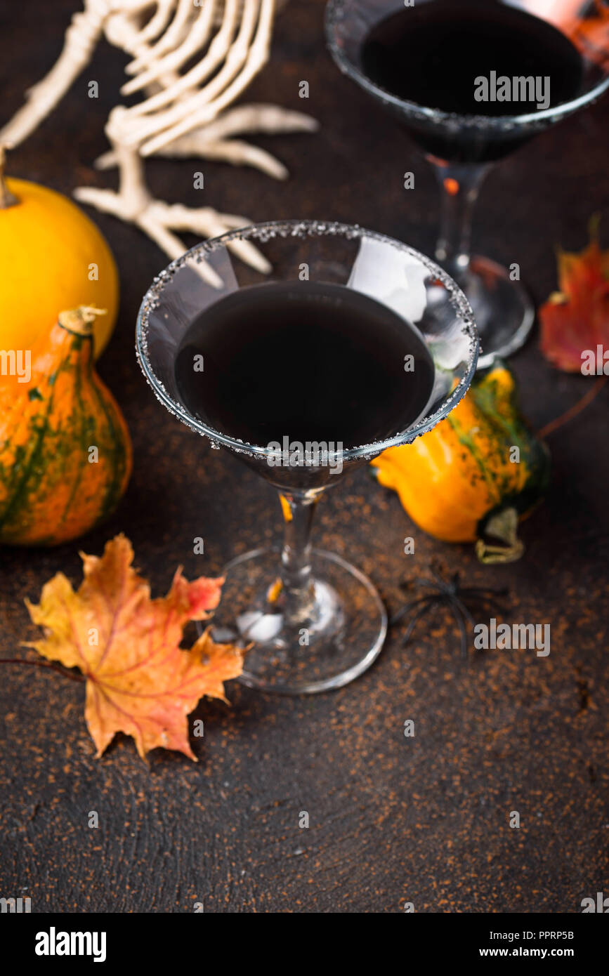 Halloweens spooky drink black martini cocktail Stock Photo - Alamy