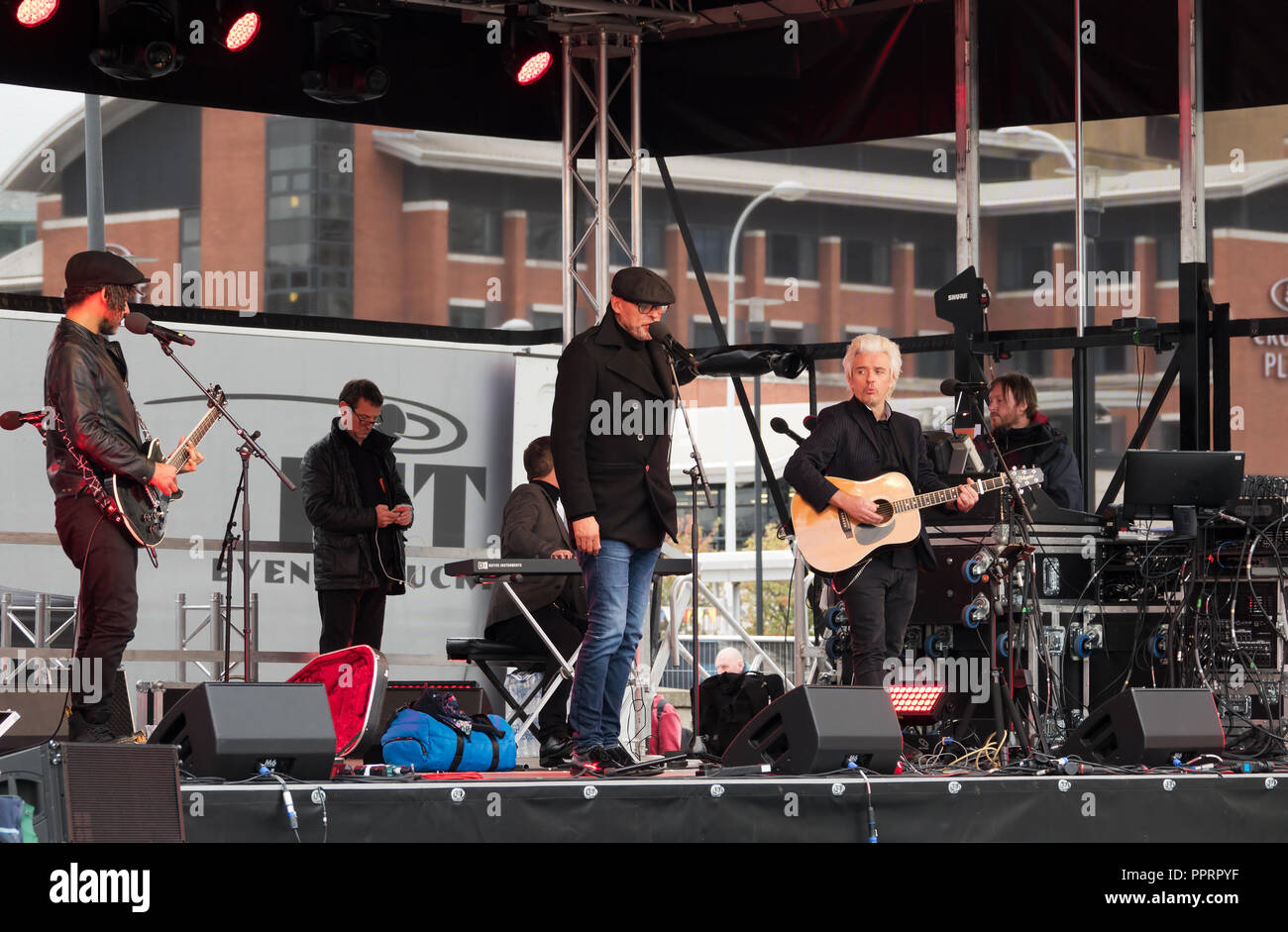 Christians singing hi-res stock photography and images - Alamy