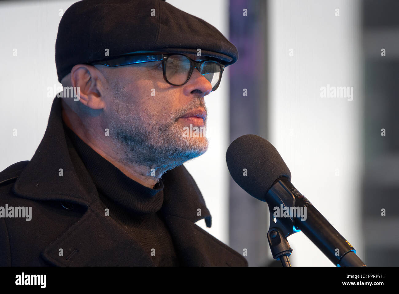 Christians singing hi-res stock photography and images - Alamy