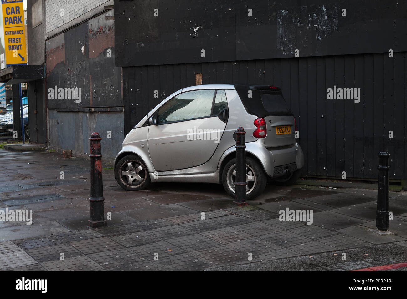 Smart car parking hi-res stock photography and images - Alamy