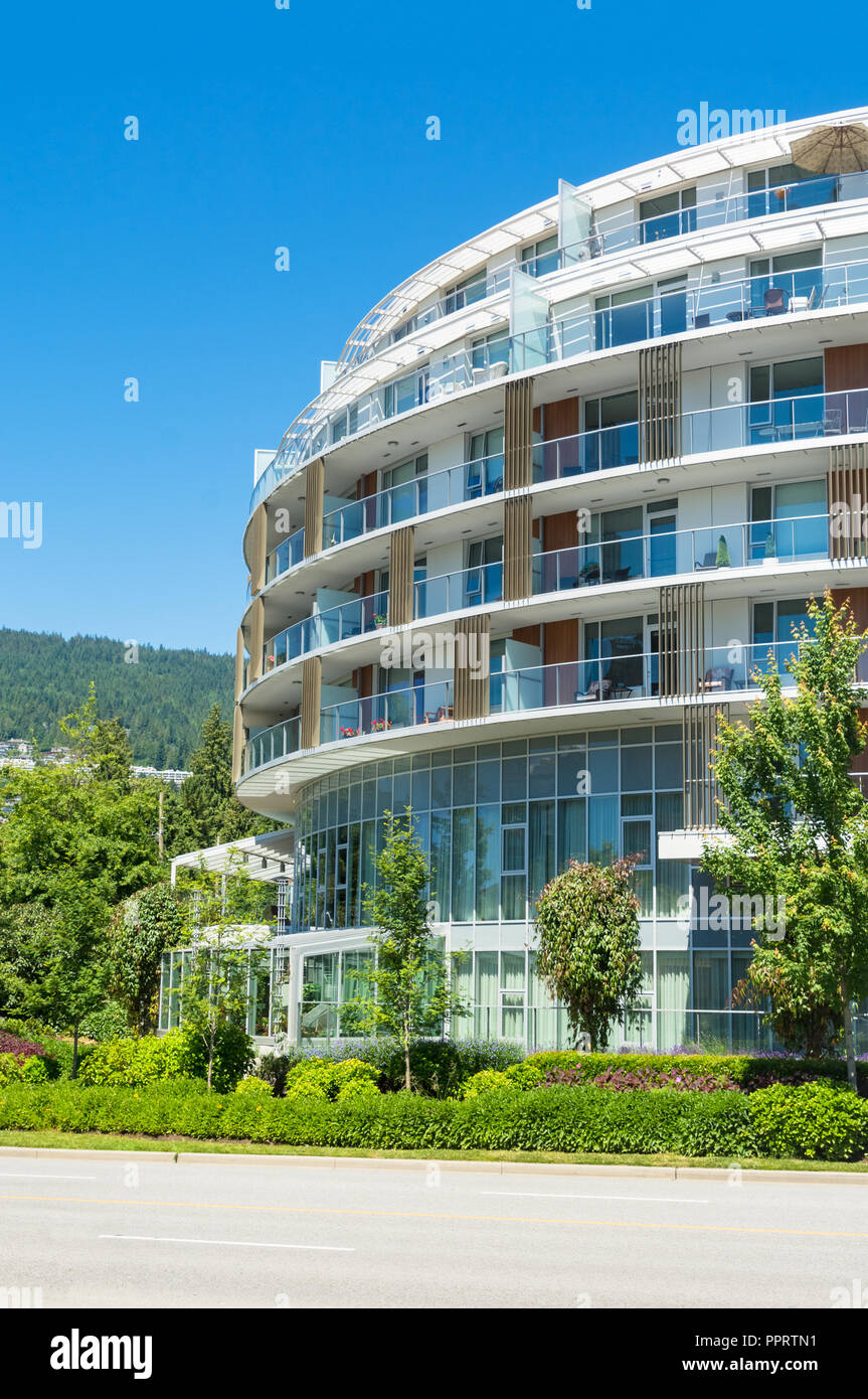 Rounded apartment building hi-res stock photography and images - Alamy