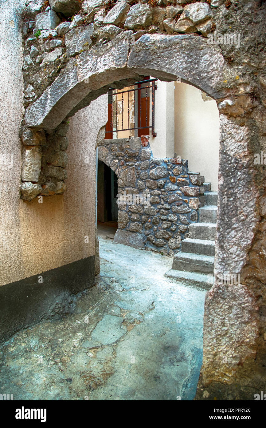 Medieval stone bridges hi-res stock photography and images - Alamy