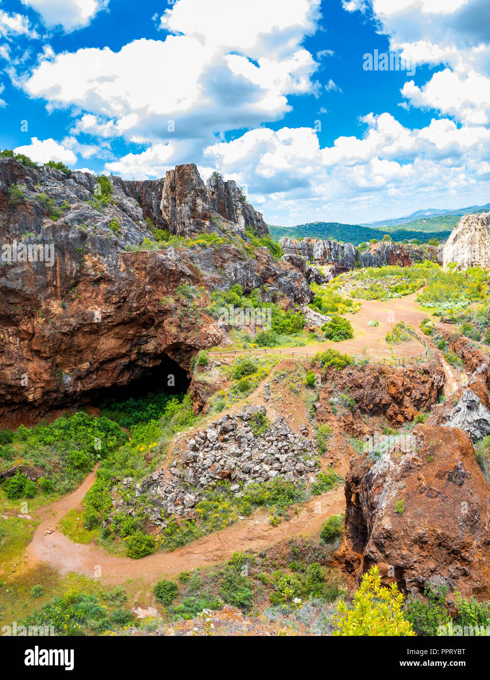 Sierra norte hiking hi-res stock photography and images - Alamy