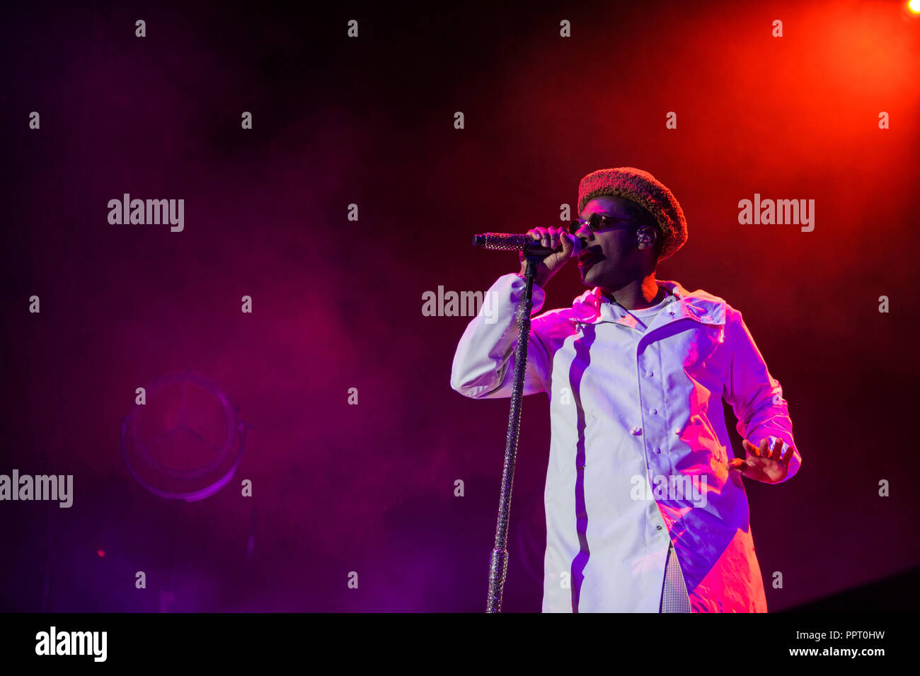 Toronto, CANADA. 27th Sep, 2018. Singer Leon Bridges performs in ...