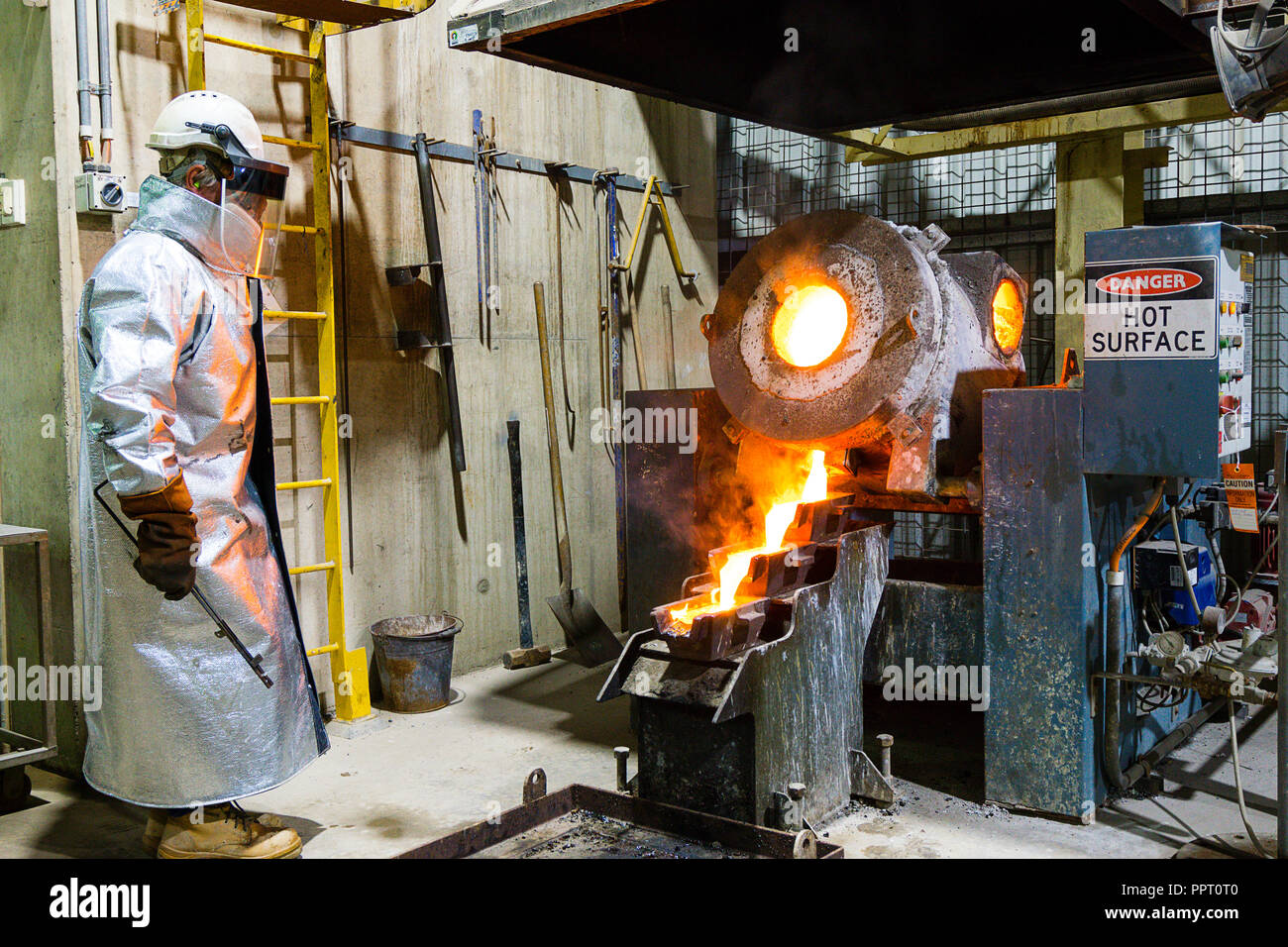 Smelting gold hi-res stock photography and images - Alamy