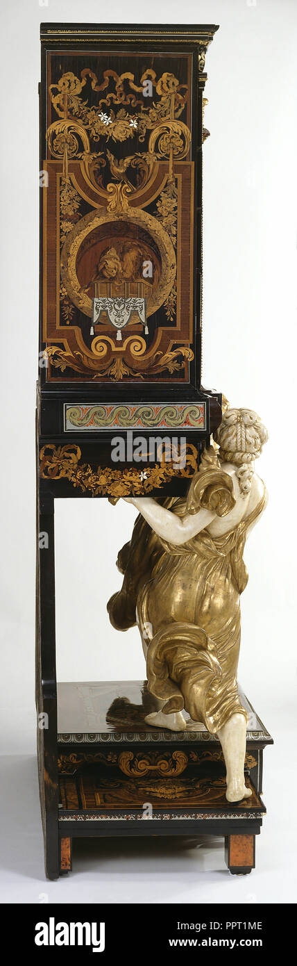 Stand gilded wood hi-res stock photography and images - Alamy