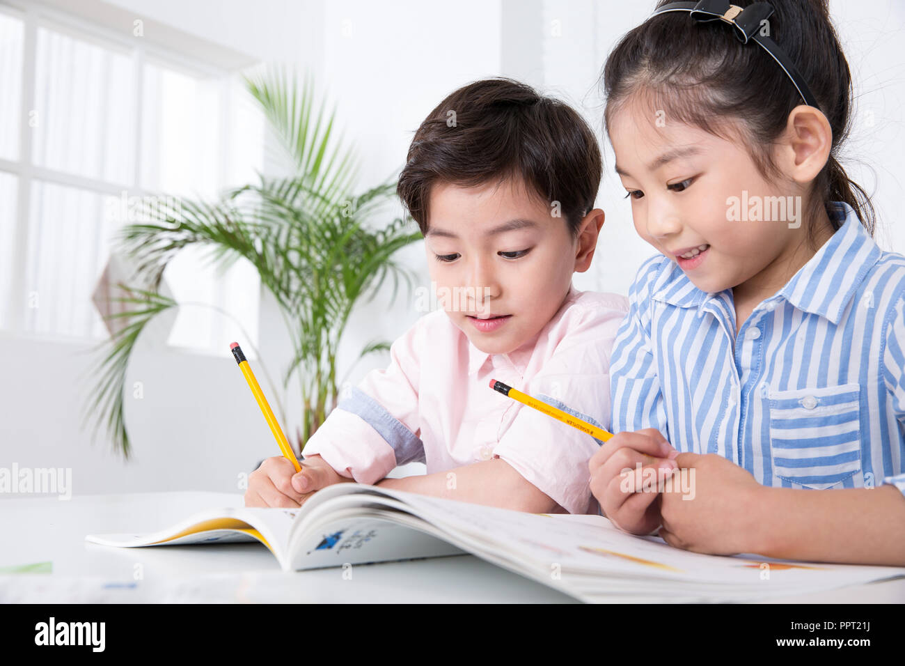 Children speaking classroom hi-res stock photography and images - Alamy
