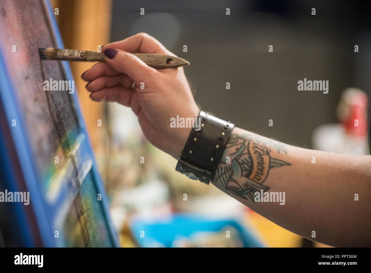 Traditional Baltimore screen painter at work Stock Photo - Alamy