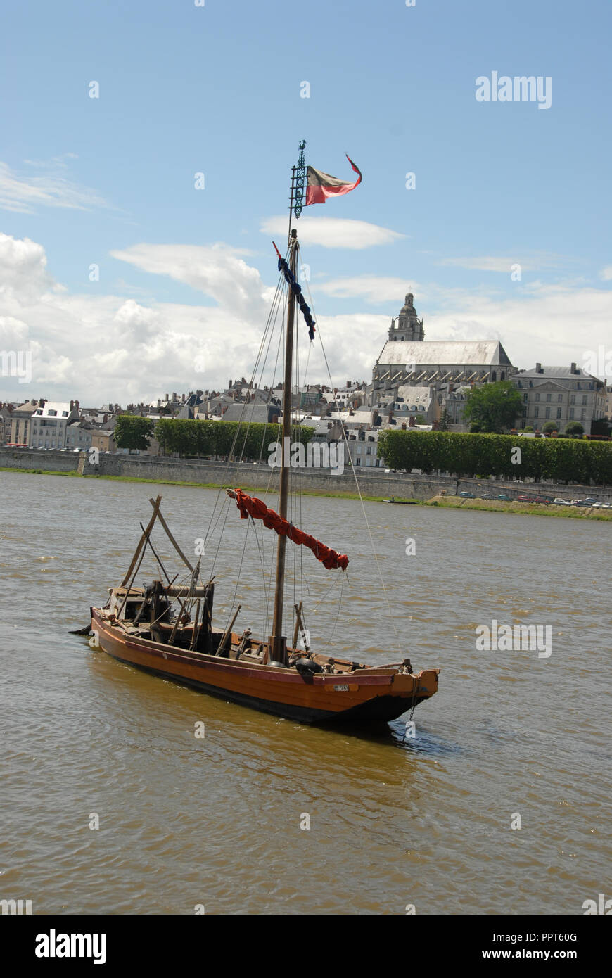 Traditional boat on loire river hi-res stock photography and images - Alamy