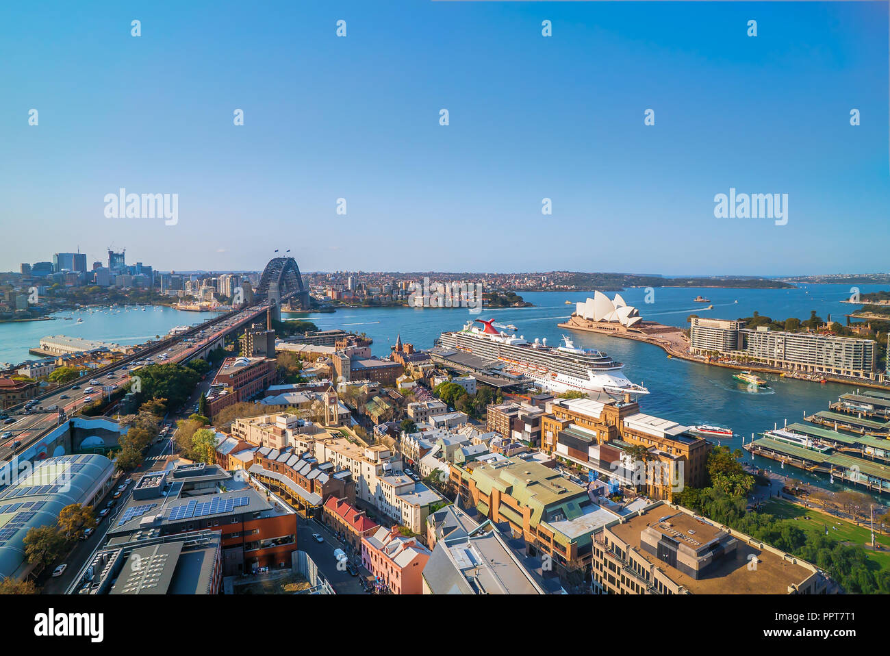 Bright day light scene at Sydney city skyline Stock Photo - Alamy