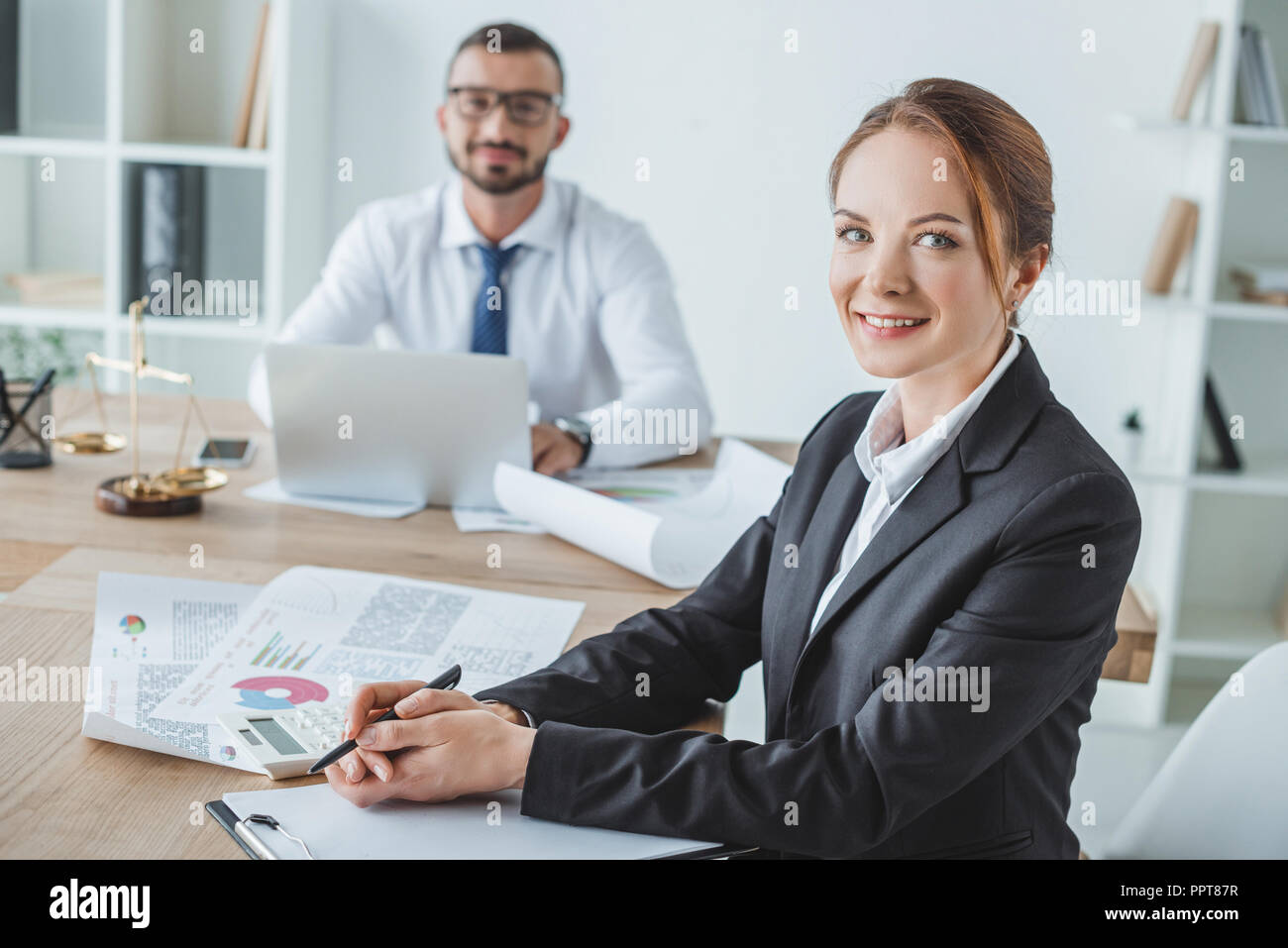 Financiers hi-res stock photography and images - Alamy