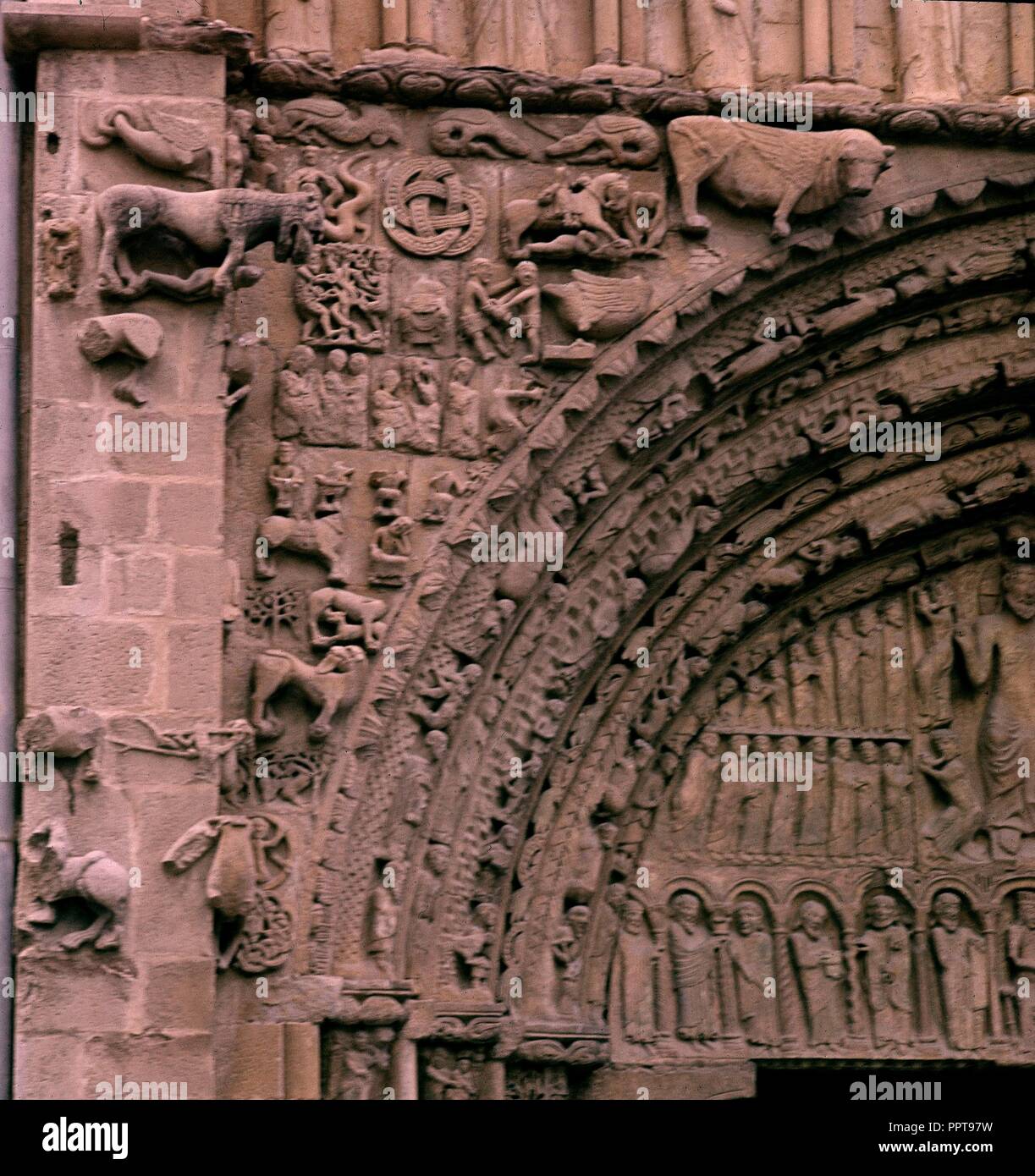 DETALLE DE UNA ENJUTA Y DE PARTE DE LAS ARQUIVOLTAS DE LA PORTADA DE LA ...