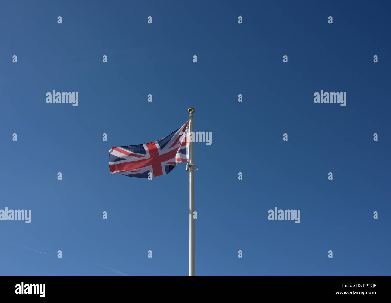 Clear blue summer sky union jack hi-res stock photography and images ...