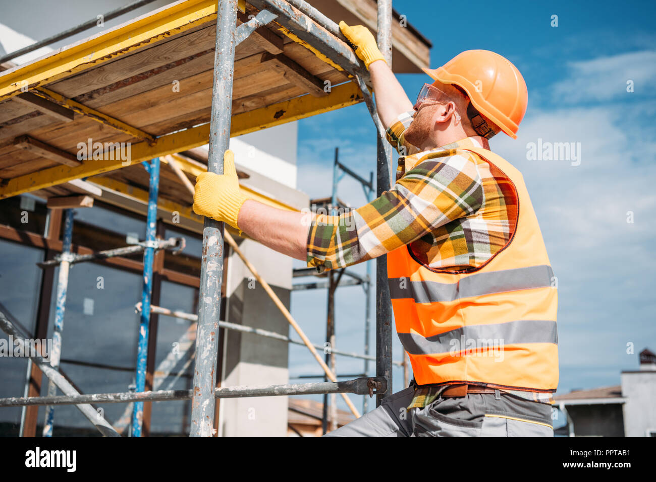 Climbing on scaffolding hi-res stock photography and images - Alamy
