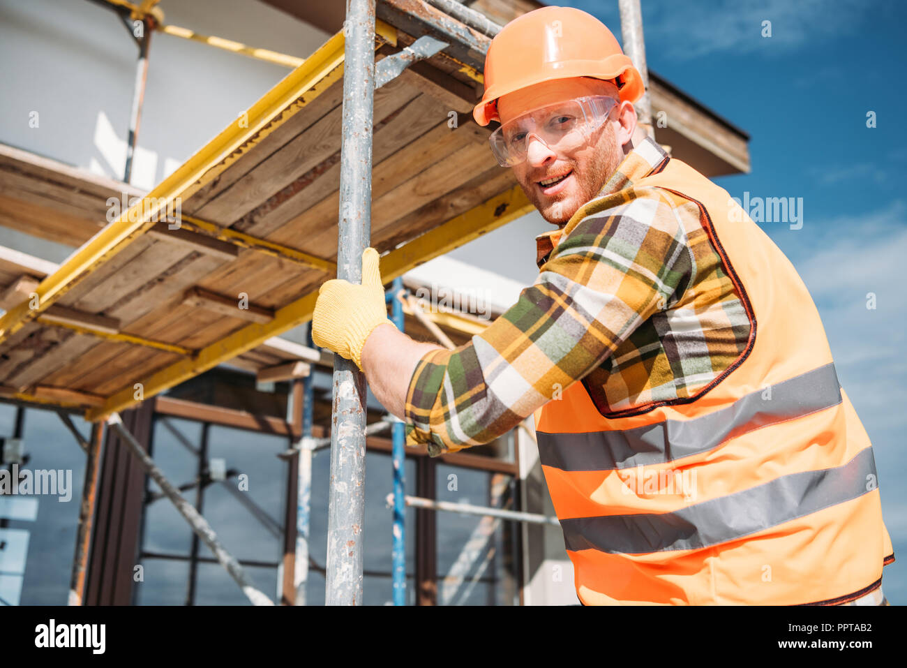 Climbing on scaffolding hi-res stock photography and images - Alamy