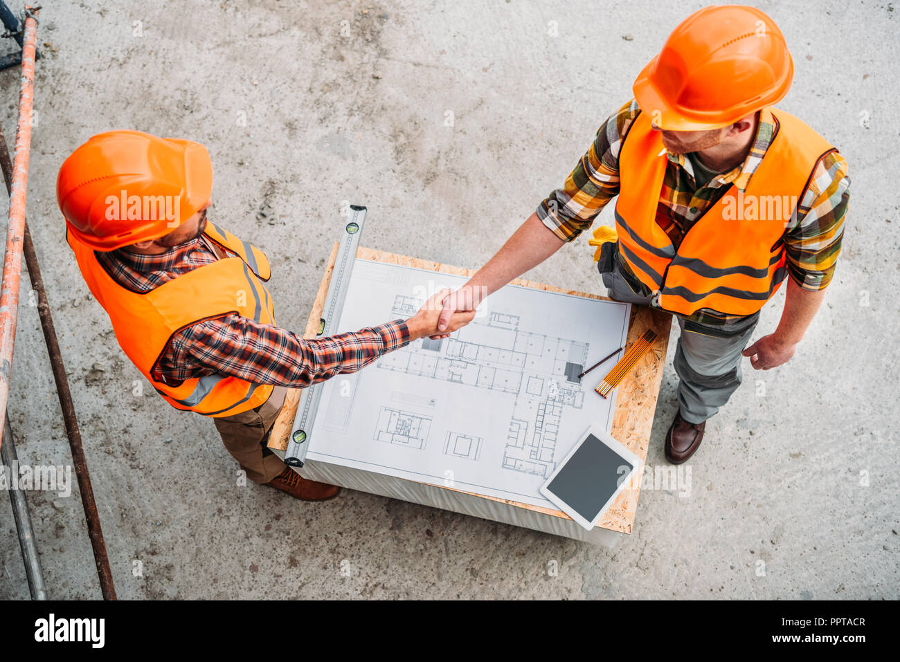 Builders screen hi-res stock photography and images - Alamy