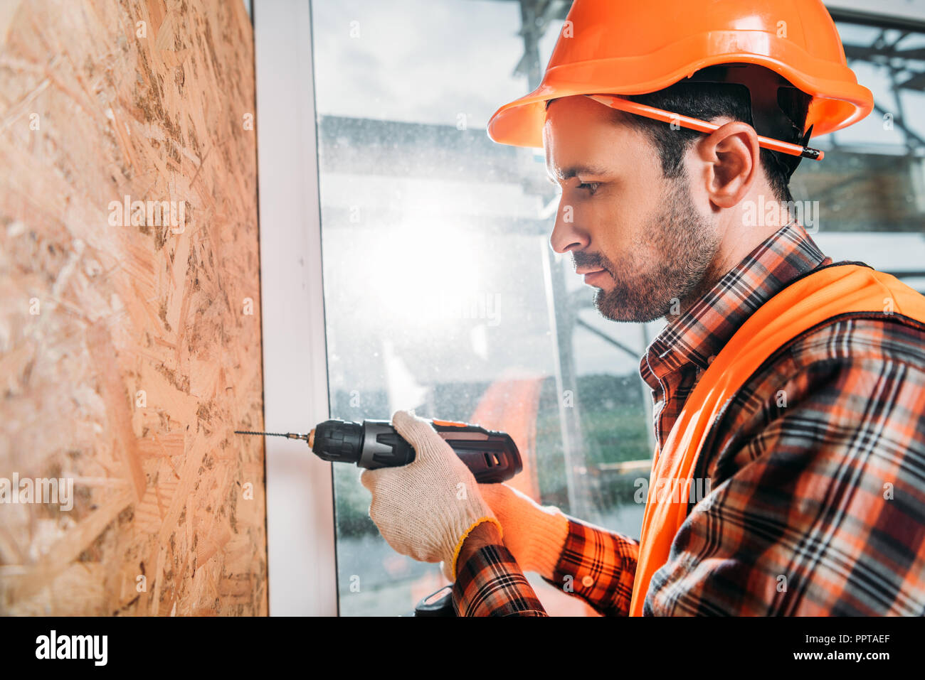 Using an electric drill hi-res stock photography and images - Alamy